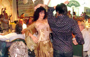 La artista Bárbara Thompson Viu deslumbró en el Día de Andalucía del ...