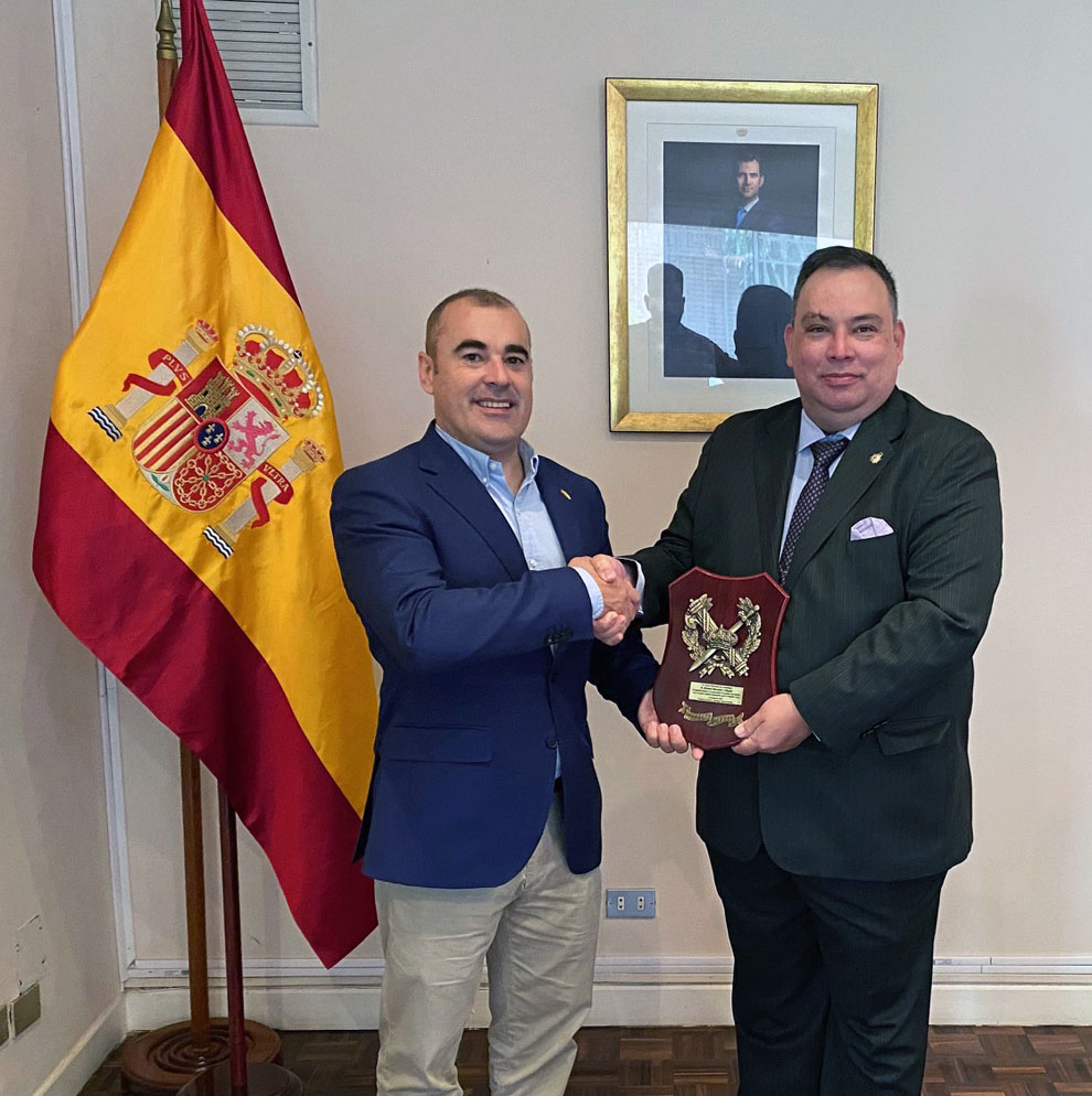Richard Barreiro recibe la metopa de la Guardia Civil “en ...