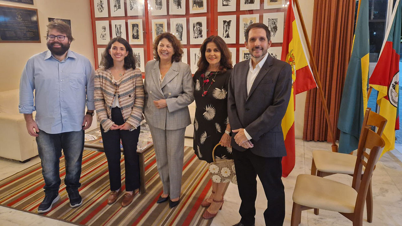 La embajadora de España en Brasil, Mar Fernández-Palacios, visitó el ...